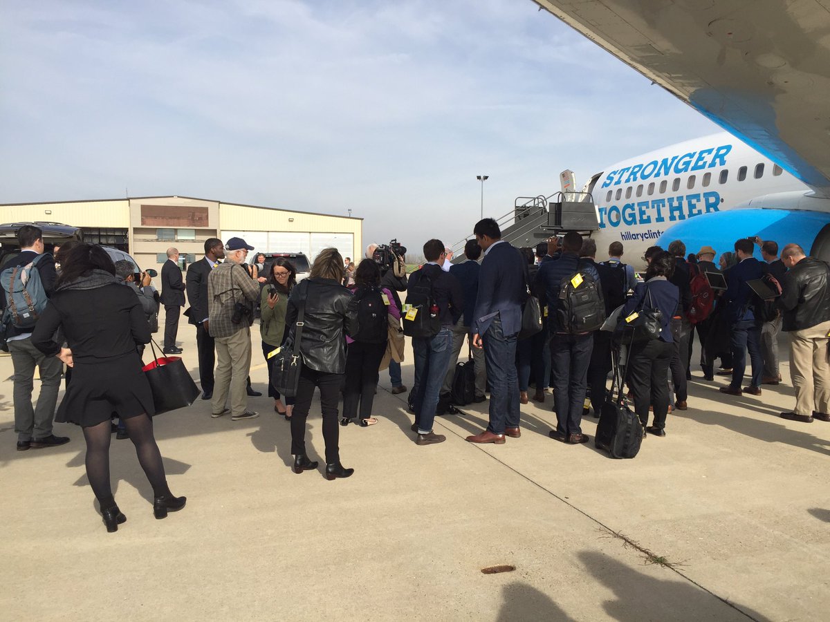 Clinton campaign plane wi-fi 'out' as FBI story broke, leaving ...