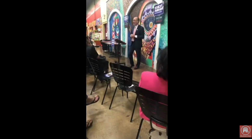 PHOTO: DNC chief Tom Perez plays to tiny audience at mall - empty seats ...