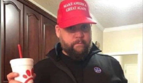 Country singer kicked off tour after wearing MAGA hat, holding Chick ...